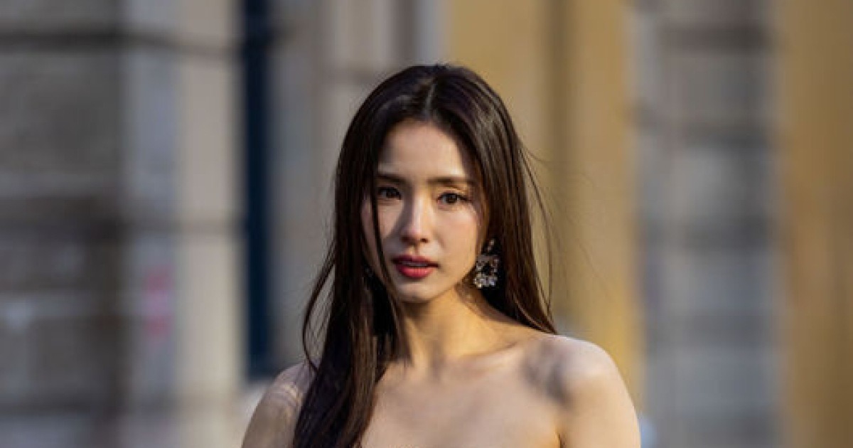 Shin Se Kyung stole the spotlight at the Paris Fashion Week with her ...