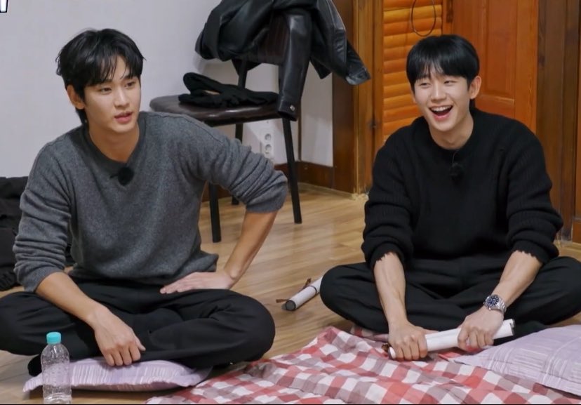 Kim Soo-hyun & Jung Hae-in: An Unexpectedly Close Bond? - KbizoOm