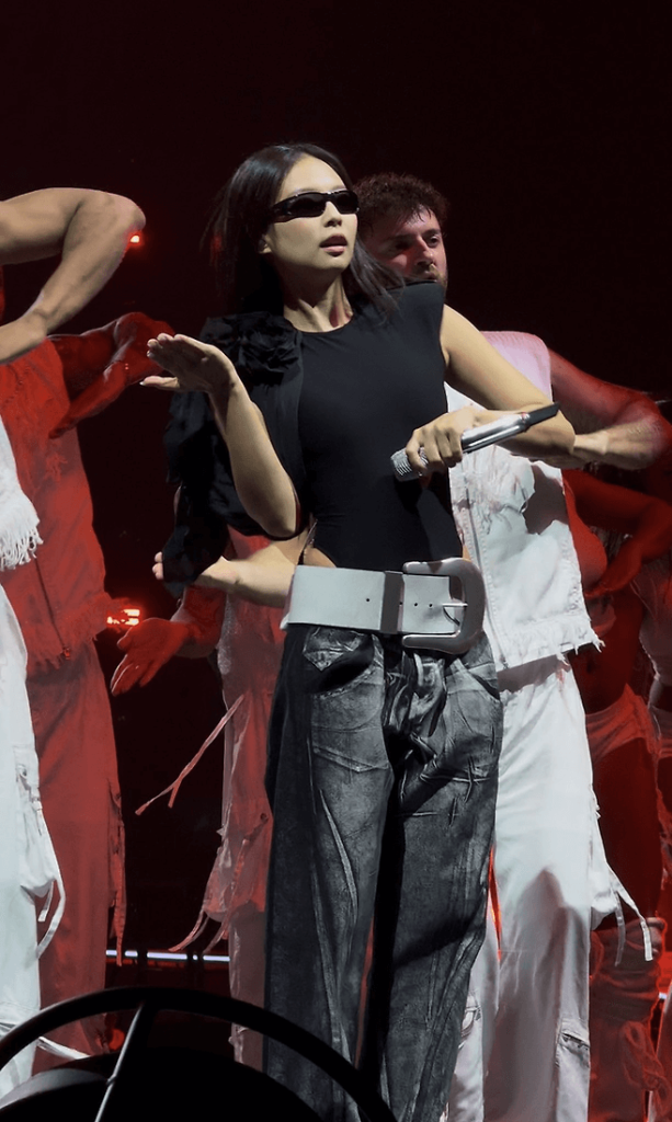 Jennie Wows with Face-Sized Belt at BLACKPINK’s Philippines Concert ...