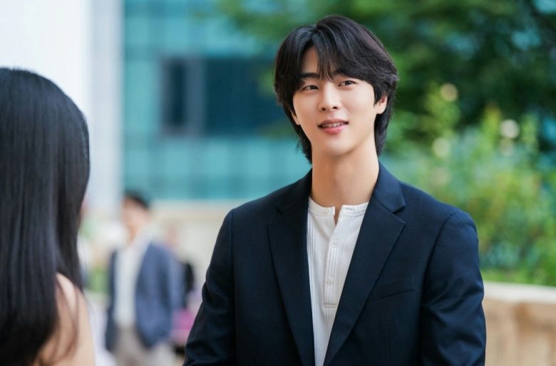 “BTS Jin Look-Alike” Kim Mu-jun Speaks Out on Absurd Dating Rumor - KbizoOm