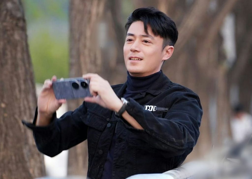 Wallace Huo Goes Viral for His "Too Proper" Sitting Pose at Paris ...